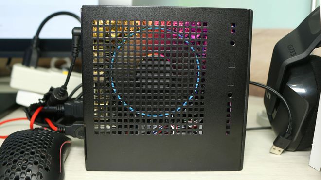 华擎展示首款 Q870 小主机：1.92L 体积，搭载酷睿 Ultra 9 285|酷睿_新浪财经_新浪网