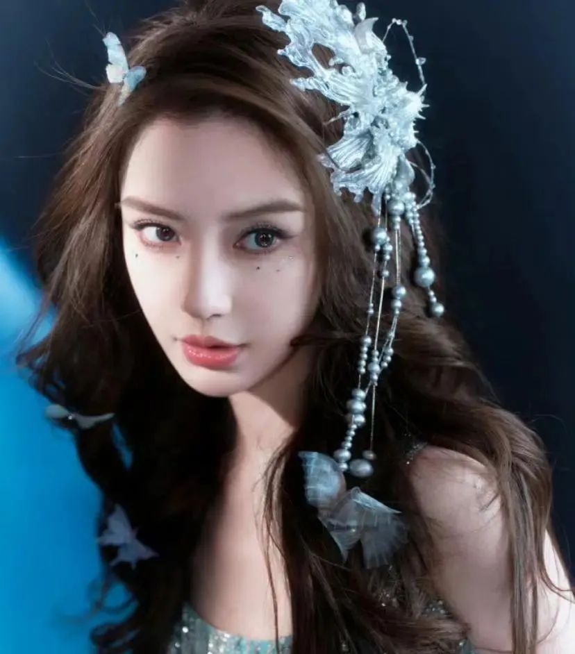 36岁Angelababy杨颖现身千人粉丝见面会，眼睫碎钻妆美上热搜|Angelababy_新浪财经_新浪网