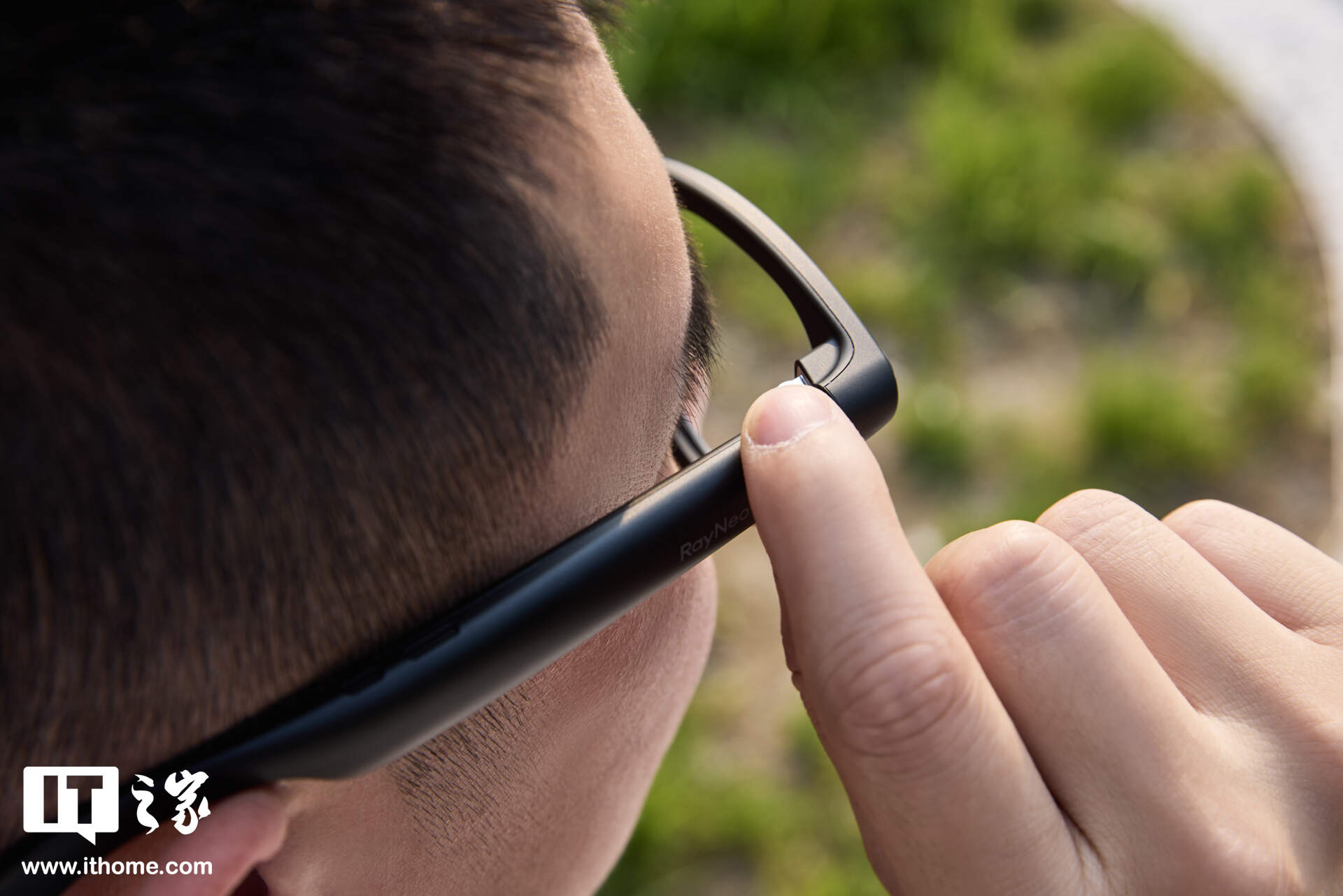 【IT之家开箱】雷鸟 RayNeo V3 Slim AI 拍摄眼镜实拍：39g 轻装上阵，看到就能拍到|雷鸟|IT之家|AI_新浪科技_新浪网