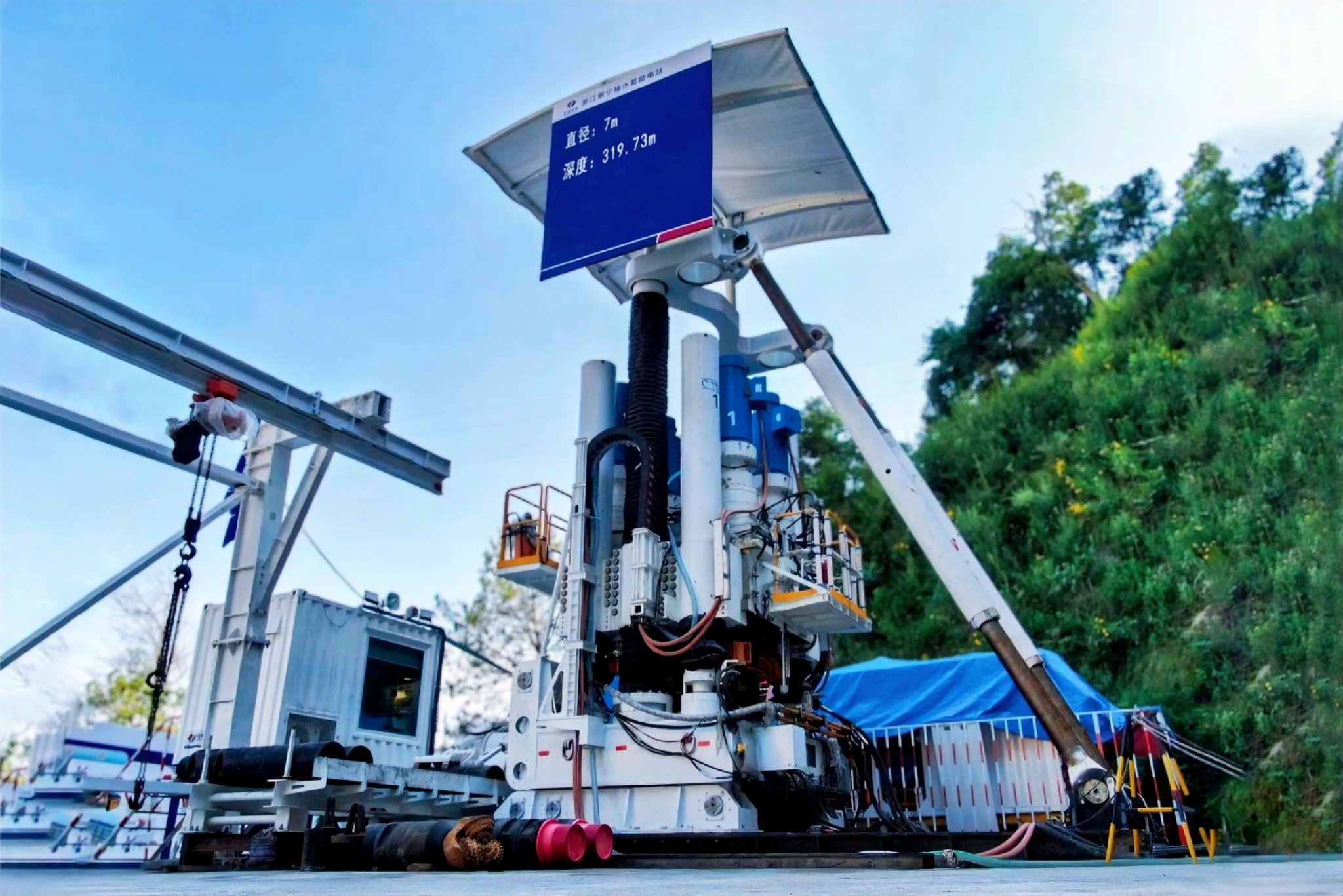 国内首台7米超大直径反井钻机正式启用|中铁_新浪新闻