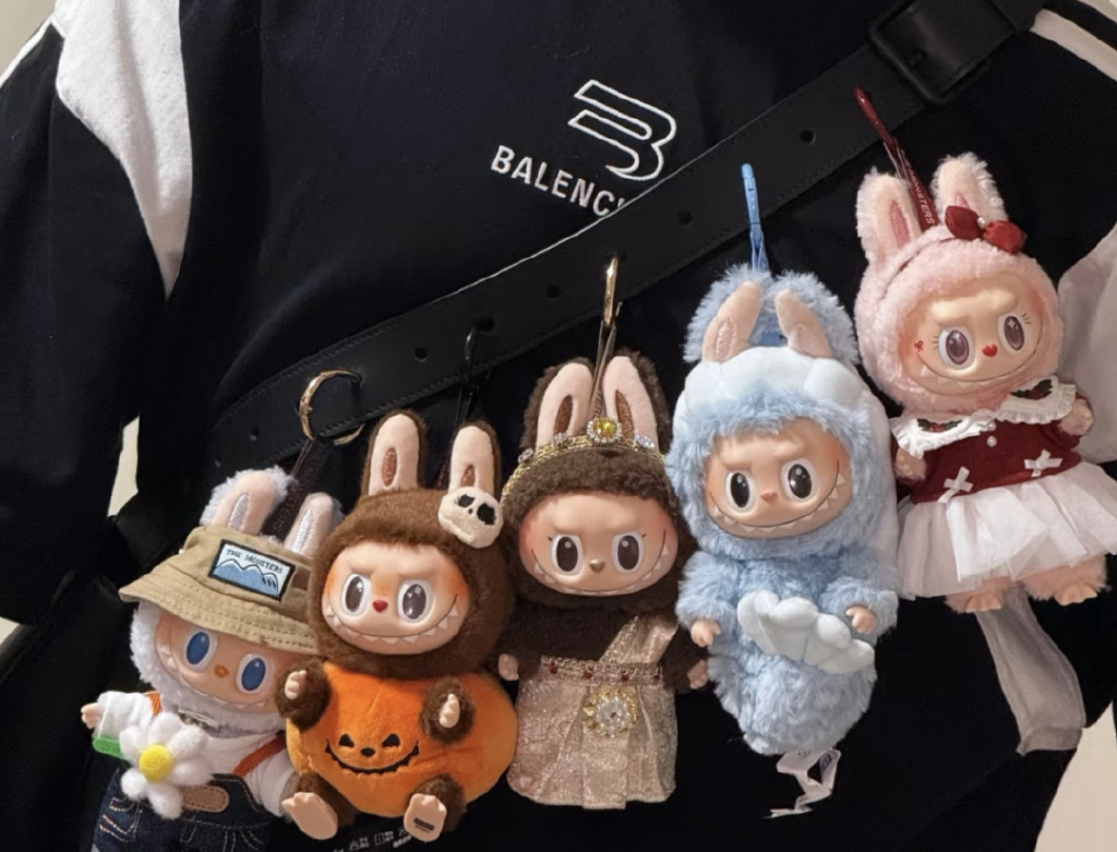 “包搭子”比包贵，Labubu如何统一包挂件|泡泡玛特_新浪财经_新浪网