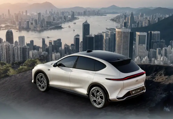 32.99万元！智己LS7焕新版实车正式发布：全系标配灵蜥数字底盘|25-35万|智己LS7_新浪科技_新浪网