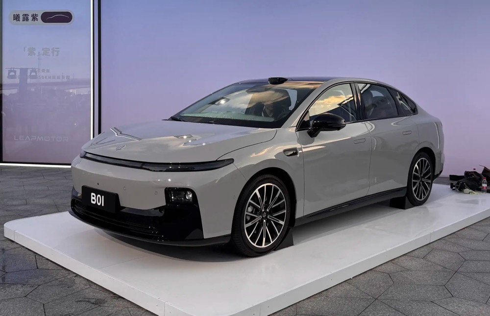 闪电快讯｜零跑B01纯电轿车正式上市，售价8.98万元起|8-10万_新浪财经_新浪网