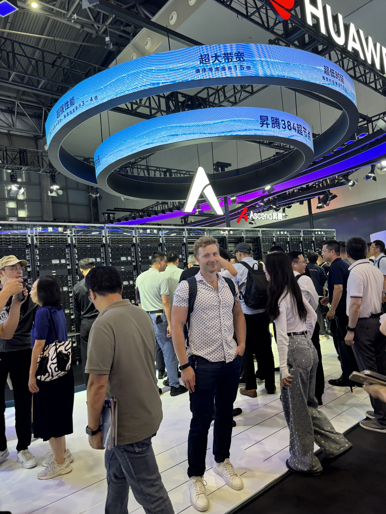 WAIC 2025｜中国AI火遍全球，老外扎堆探展|AI_新浪财经_新浪网