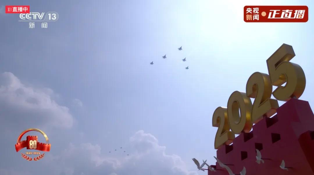 歼-15DH、歼-15DT、歼-35和歼-15T同时亮相|航空兵_新浪财经_新浪网