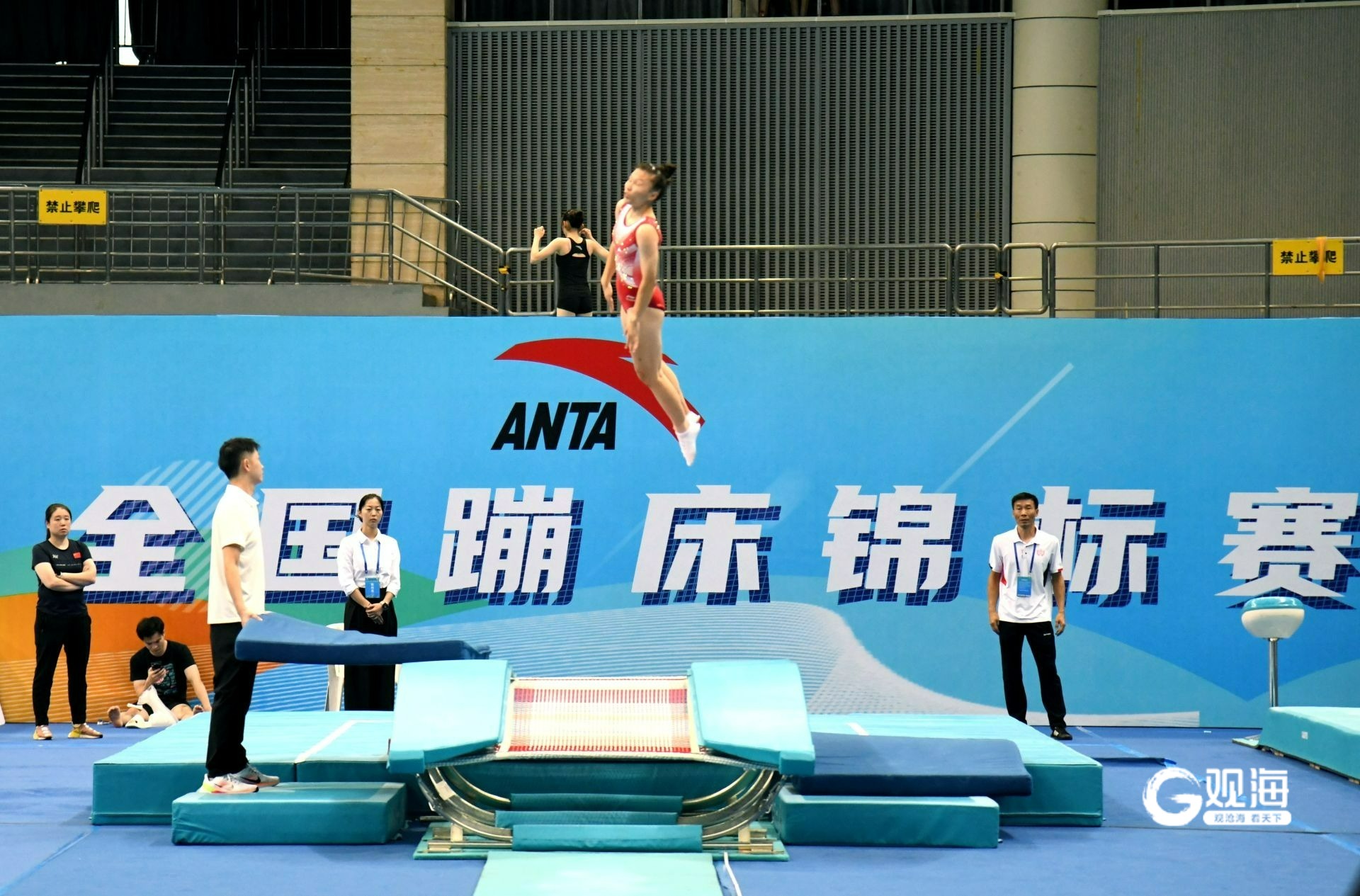 国内高手云集青岛！2025年全国蹦床锦标赛国信体育馆开幕|青岛市_新浪财经_新浪网