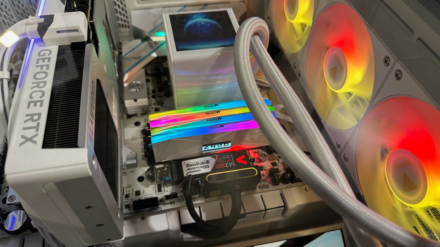 全何推出全球首款带屏内存条 XFinity+：速度最高达 9066 MT/s，可在技嘉主板上直接使用|AMD_新浪科技_新浪网