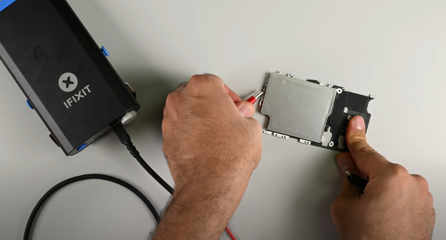 iFixit 拆解苹果 iPhone 17 Pro 手机：换电池、USB-C 口要先拆屏幕，可维修性评 7 分|电池|ifixit|设计_新浪科技_新浪网