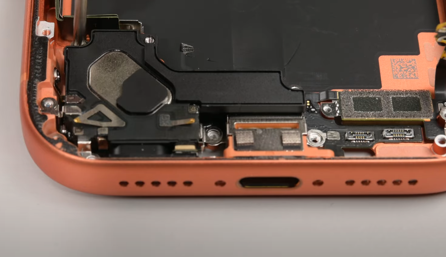 iFixit 拆解苹果 iPhone 17 Pro 手机：换电池、USB-C 口要先拆屏幕，可维修性评 7 分|电池|ifixit|设计_新浪科技_新浪网