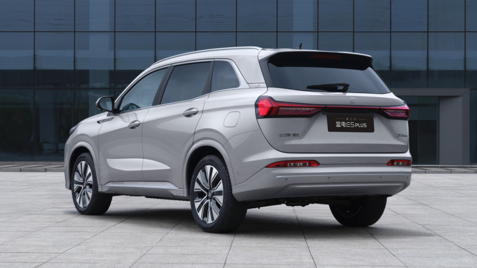 纯电续航230km 第三代蓝电E5 PLUS车型图公布|纯电续航_新浪财经_新浪网