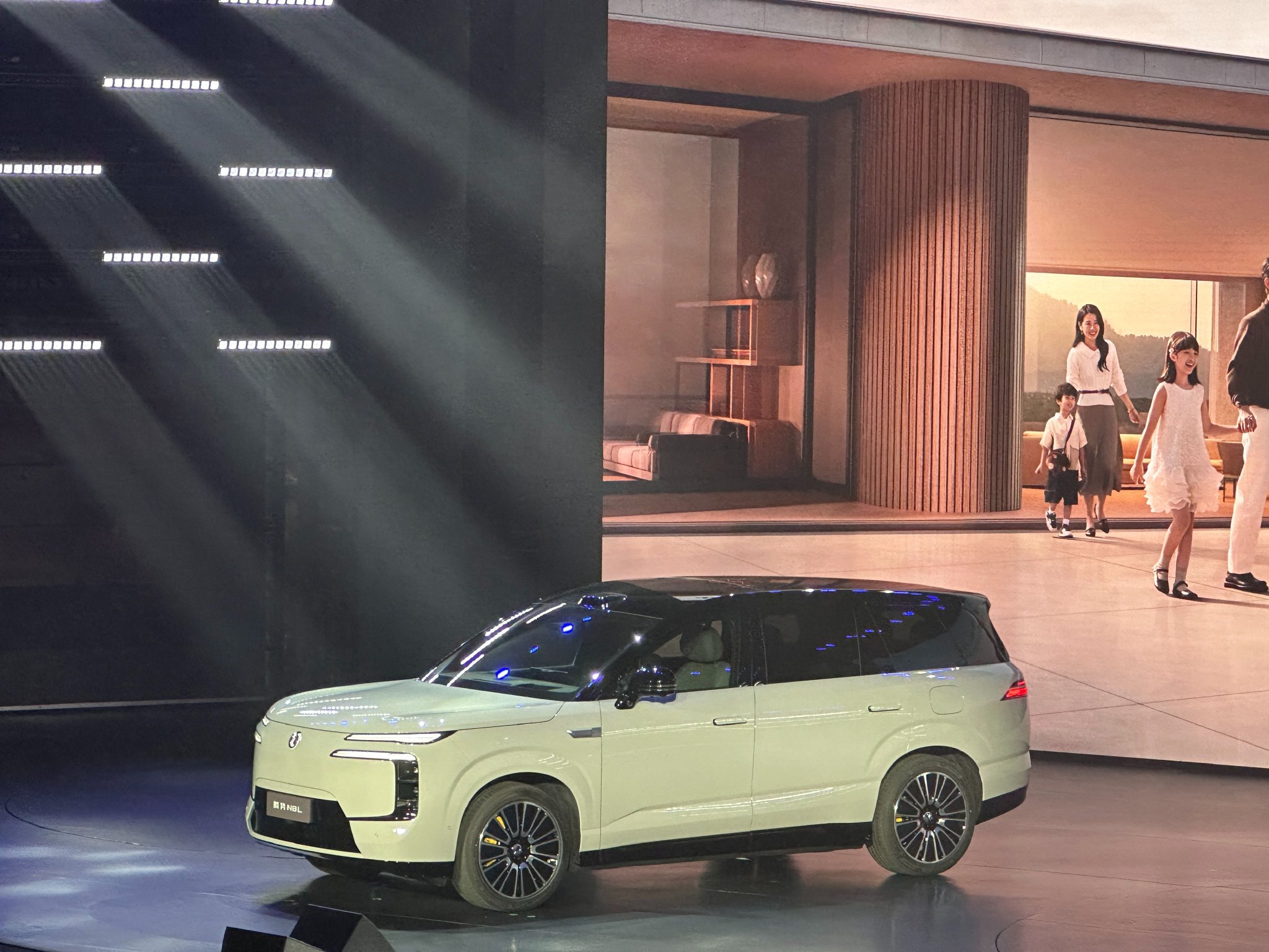 豪华与安全兼备 腾势N8L上市29.98万起|腾势_新浪财经_新浪网