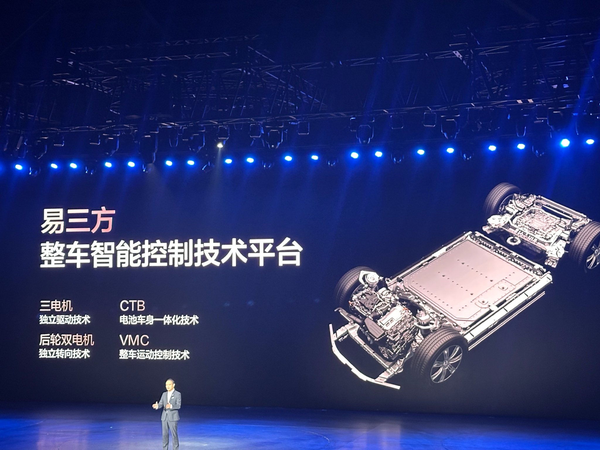 豪华与安全兼备 腾势N8L上市29.98万起|腾势_新浪财经_新浪网