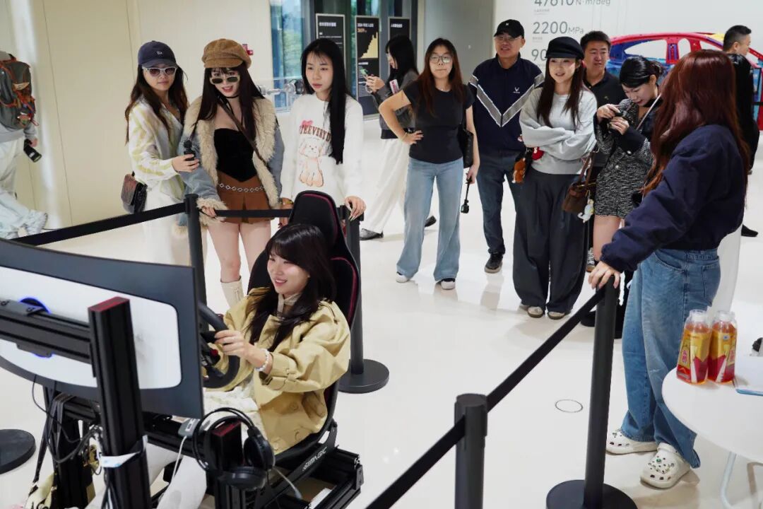 双语深圳 | Vietnamese influencers explore city's tech scene_新浪财经_新浪网