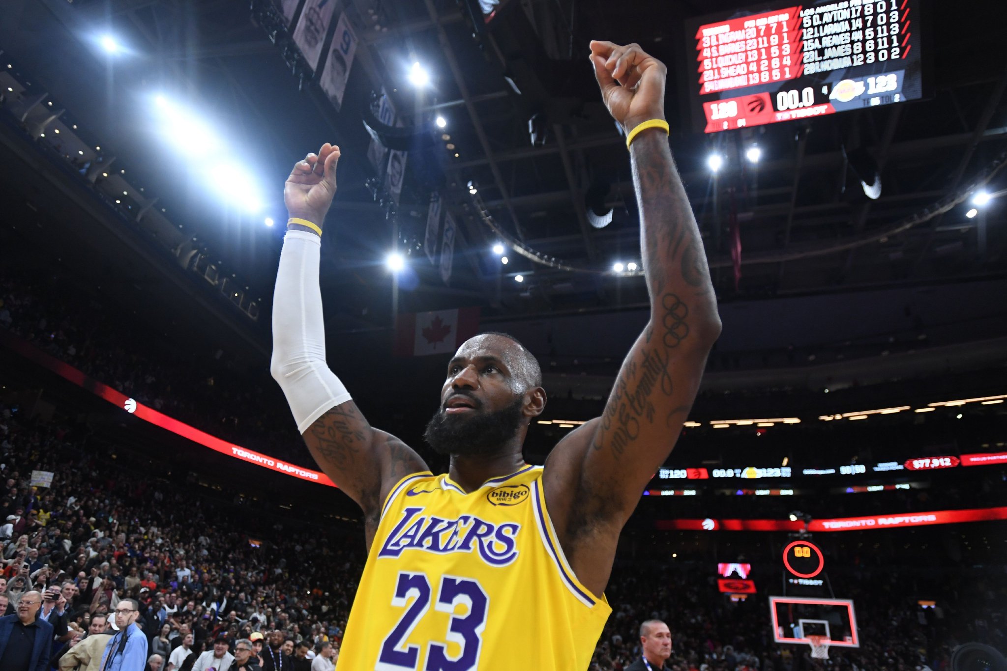 詹姆斯战斧劈扣！NBA官推：勒布朗气势如虹 国王转换快攻暴扣虐筐_抓站_新浪竞技风暴_新浪网