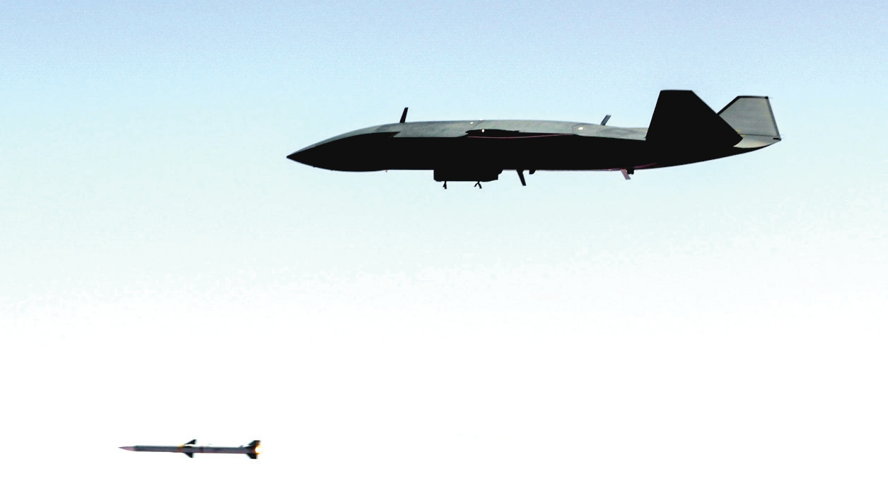 澳国防部宣布MQ-28A无人机使用AIM-120导弹成功击落靶机|战斗机|无人机|国防部|导弹|澳大利亚_手机新浪网