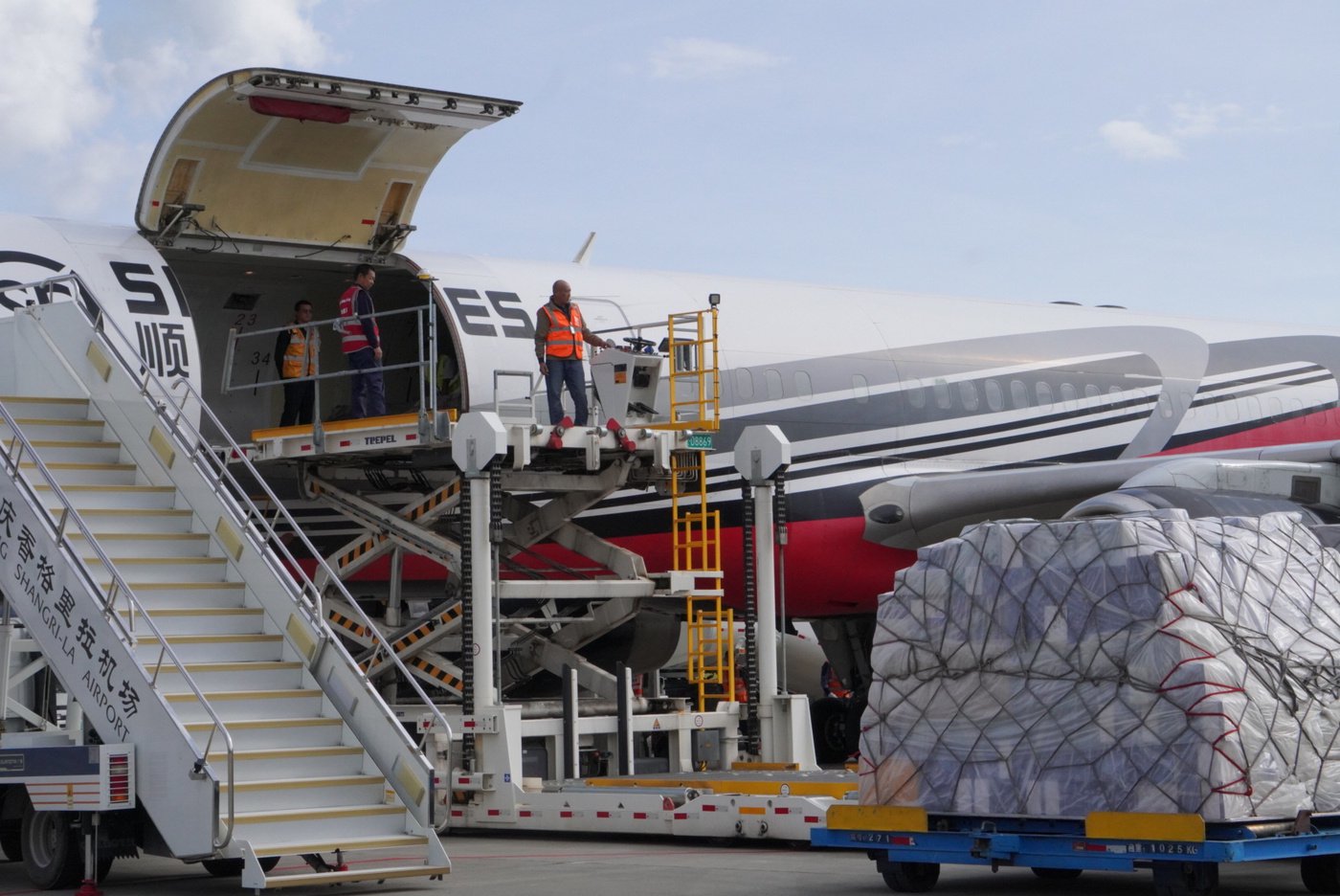 再创历史纪录！云南香格里拉机场货邮吞吐量突破1600吨|香格里拉_新浪财经_新浪网