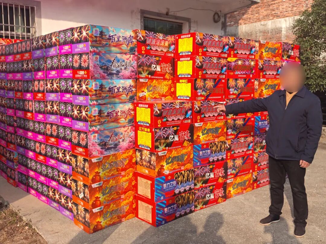 非法储存烟花爆竹1000余件，店主吴某被行拘！|烟花爆竹_新浪财经_新浪网