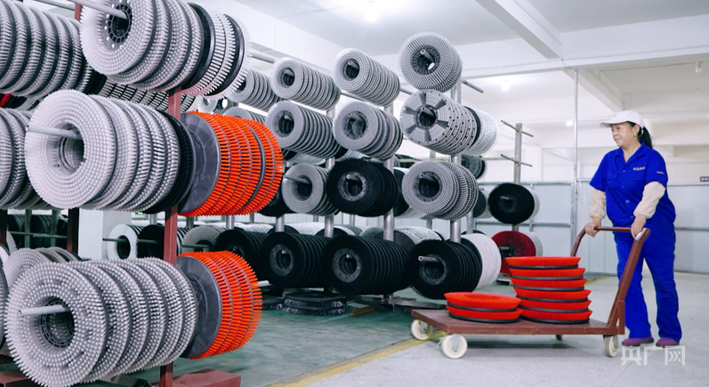 【你好，小镇】安徽源潭：“刷”新未来|刷子_新浪财经_新浪网