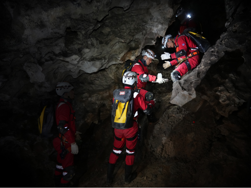 在暗黑洞穴度过6天5夜！揭秘中国首次航天员洞穴训练|训练_新浪财经_新浪网