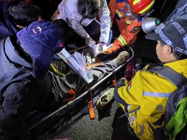 20多岁情侣杭州登山看雪景被困：只带了零食和水，鞋子也不防滑，男友是攀岩教练，女孩摔倒导致骨折：“再也不敢来了”|救援_新浪财经_新浪网