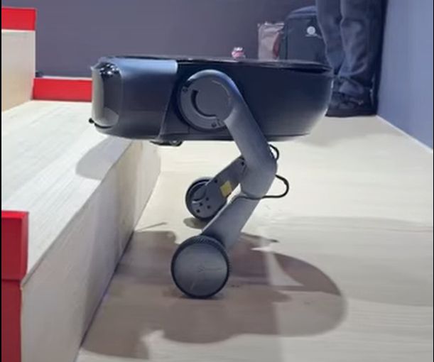 石头科技在CES上展示双腿扫地机器人：能爬楼能跳，上市日期未定|机械臂|设备|楼梯|网易_新浪新闻