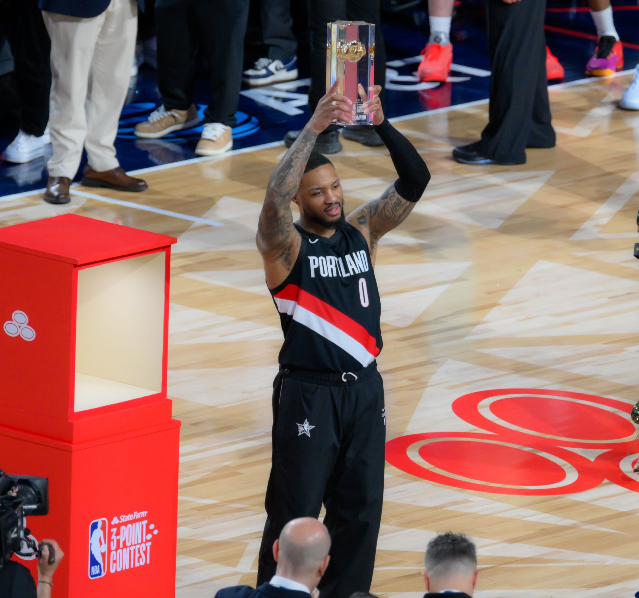 利拉德因左跟腱撕裂 常规赛&季后赛没打但拿下三分大赛冠军_新浪竞技风暴_新浪体育_新浪网