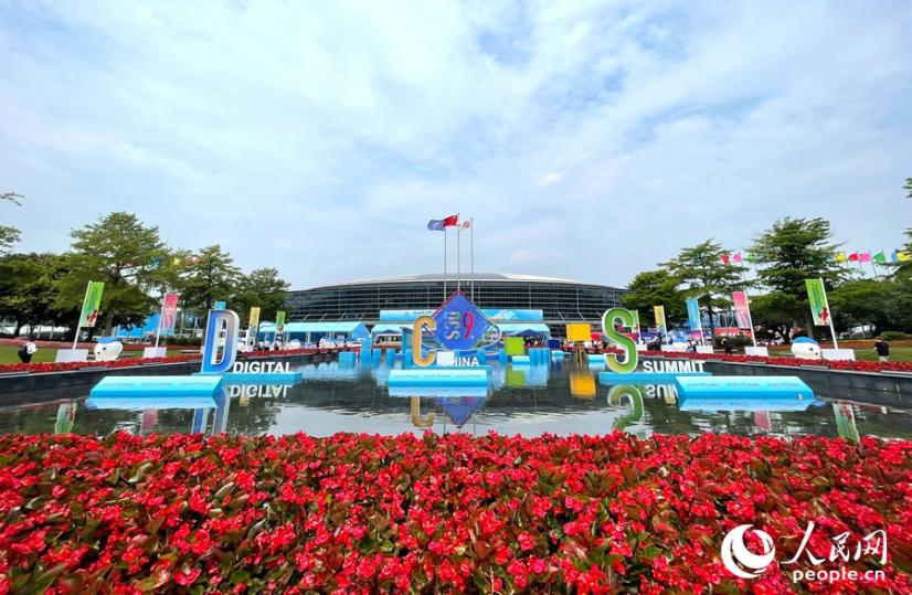 第九届数字中国建设峰会观察：当智能体开始“上岗”|上海市|机器人|人工智能|数据|模型_手机新浪网