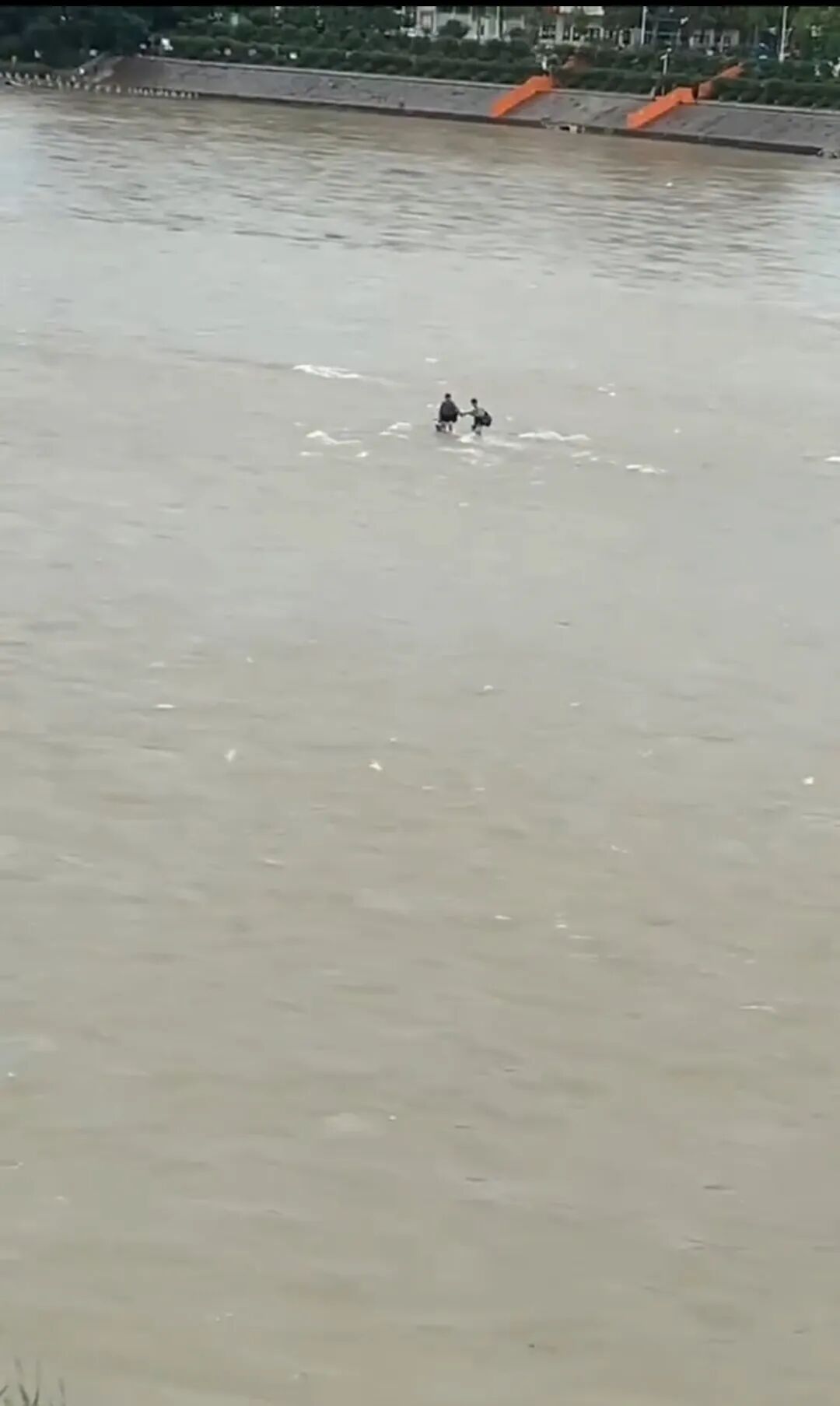 2名钓鱼男子被困河道中央，因水流湍急无法靠岸，被洪水冲走不幸身亡！|河道_新浪财经_新浪网