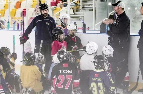 身在武汉的瑞典籍冰球教练讲述“隔离中的城市”_冰雪-青少年冰球赛_新浪竞技风暴_新浪网
