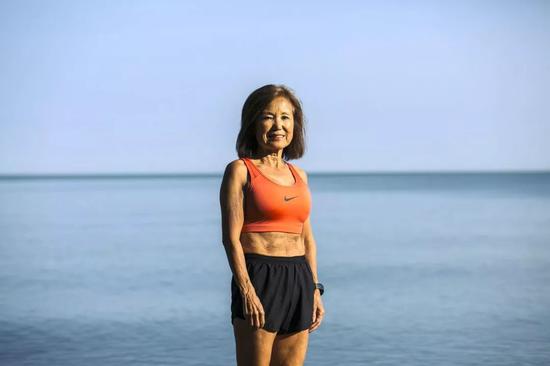 71岁奶奶全马3小时24分创纪录 比70岁又快了3分钟_跑步频道_新浪竞技风暴_新浪网