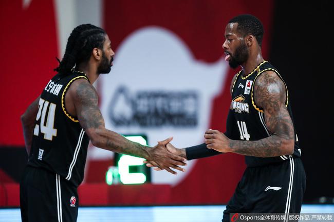 老乡会！CBA6大外援在酒店里一起打牌（视频）_CBA_新浪竞技风暴_新浪网