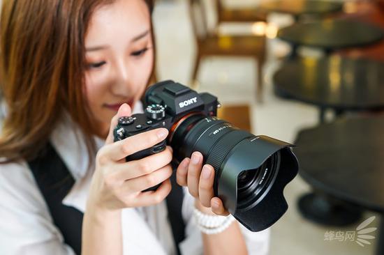 第30支全画幅E卡口头 索尼SEL24F14GM体验|配件|索尼|镜头_新浪科技_新浪网