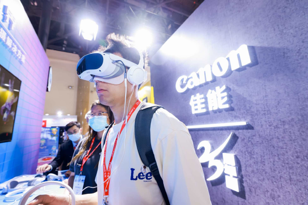 2023 CHINA P&E开幕：佳能掌上Vlog机PowerShot V10首次亮相|CHINA P&E|佳能|PowerShot_新浪科技_新浪网