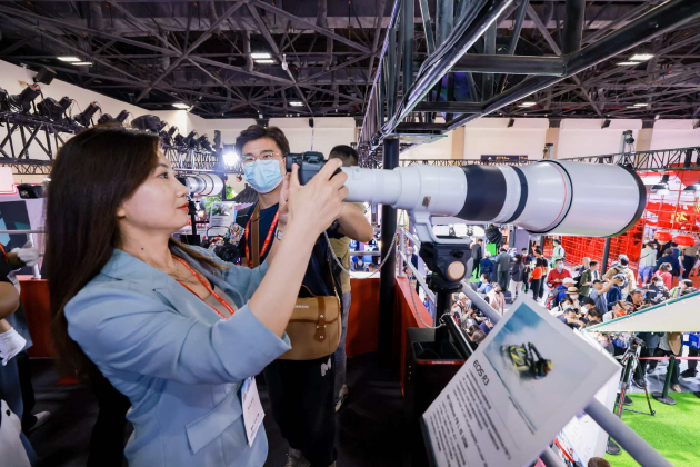 2023 CHINA P&E开幕：佳能掌上Vlog机PowerShot V10首次亮相|CHINA P&E|佳能|PowerShot_新浪科技_新浪网