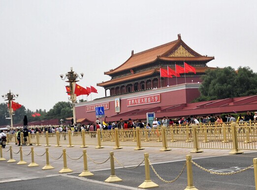 北京长安街华灯首次悬挂国旗迎国庆_新浪四川_新浪网