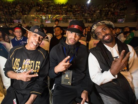 嘻哈艺人齐聚颁奖典礼 蛋堡领衔为其喝彩|颁奖典礼|嘻哈|艺人_新浪娱乐_新浪网