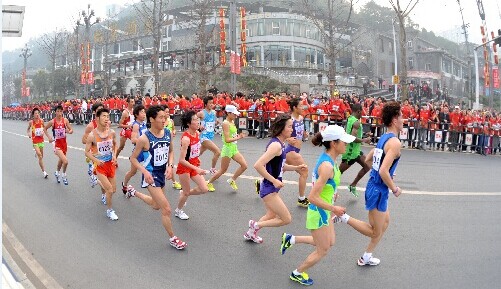 人民日报：马拉松赛事 拼赛道与拼服务 _跑步频道_新浪竞技风暴_新浪网