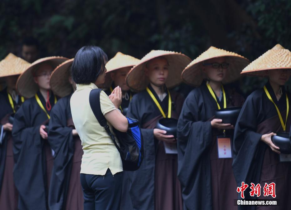 杭州千名僧人进行“托钵行脚”活动|托钵行脚|僧人|灵隐寺_新浪新闻