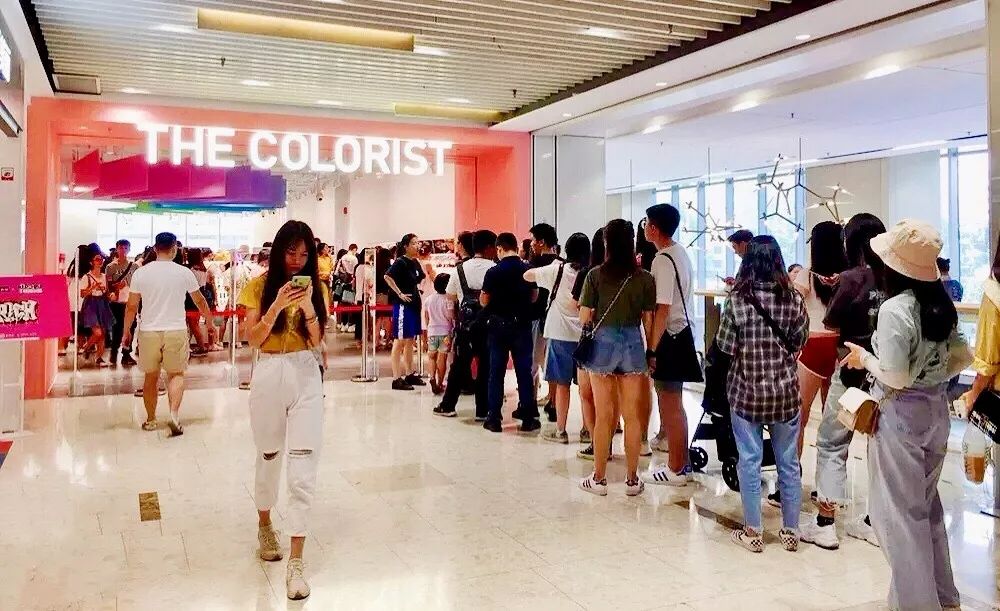 超大彩妆集合店THE COLORIST 调色师一开业就火了 ，进店居然要排队！__财经头条