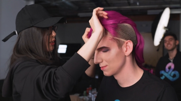 “女装大佬”Sneaky新作！携《英雄联盟》C9战队队友Cos K/DA组合！_新浪游戏_手机新浪网