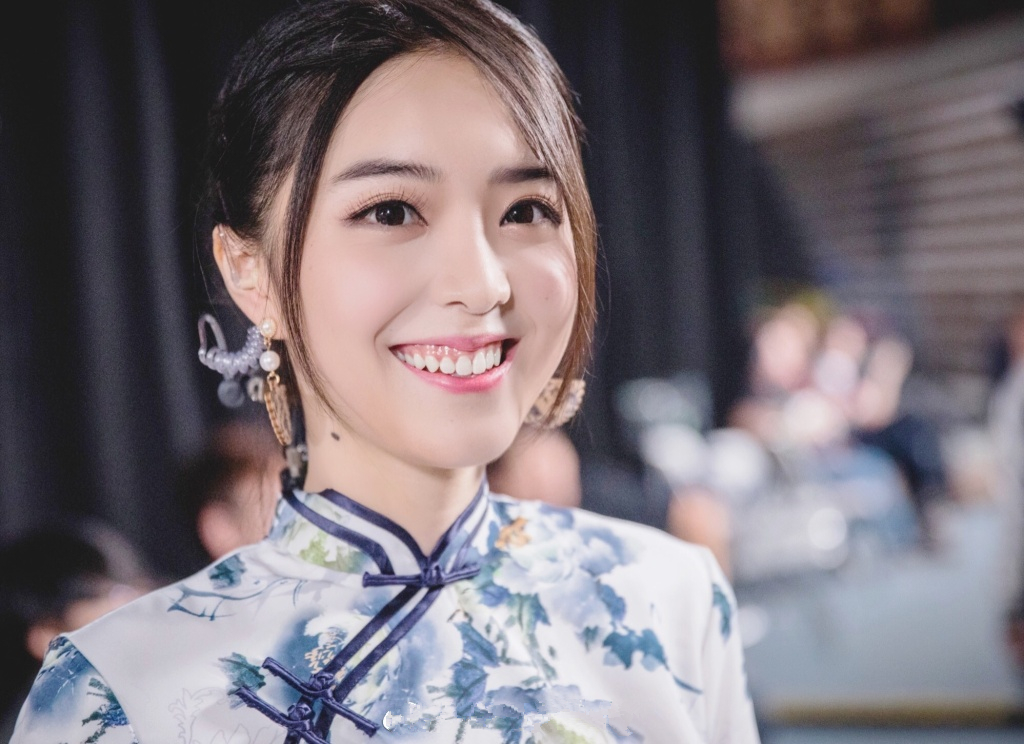 LOL女解说旗袍秀：余霜更显气质，Rita凹凸有致，苏小妍不可描述_新浪游戏_手机新浪网