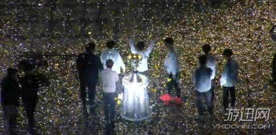 LOL S8总决赛IG3:0FNC夺冠 LPL第一座S赛冠军奖杯_新浪游戏_手机新浪网