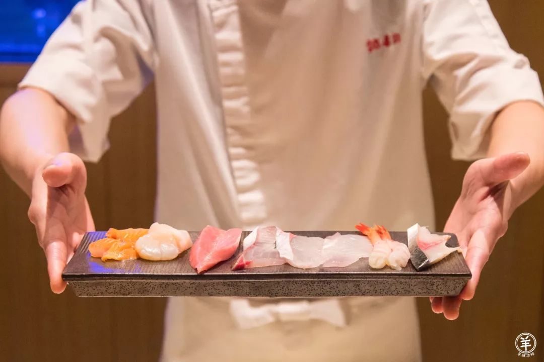 最接近人体温度的寿司，10秒就逼我吃一个！_新浪新闻