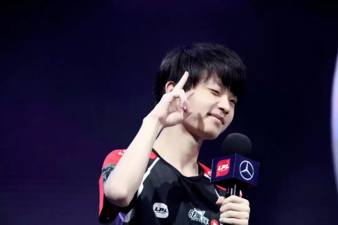 AD走中上单走下，VN选出观众就哭了，最强的VN是中单VN!|奥恩|阵容|表哥_新浪新闻