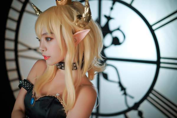 韩国妹纸Cos《LOL》KDA卡莎 性感还原“胸残”萌爆_新浪游戏_手机新浪网