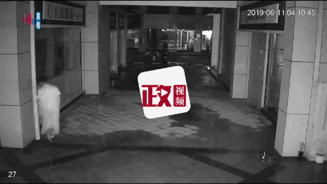 恋物癖男子半夜偷婚纱，满足扭曲的心理需求！手机新浪网 5683