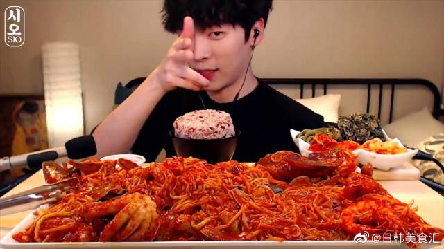 【SIO ASMR】小哥哥吃海鲜拌面_手机新浪网