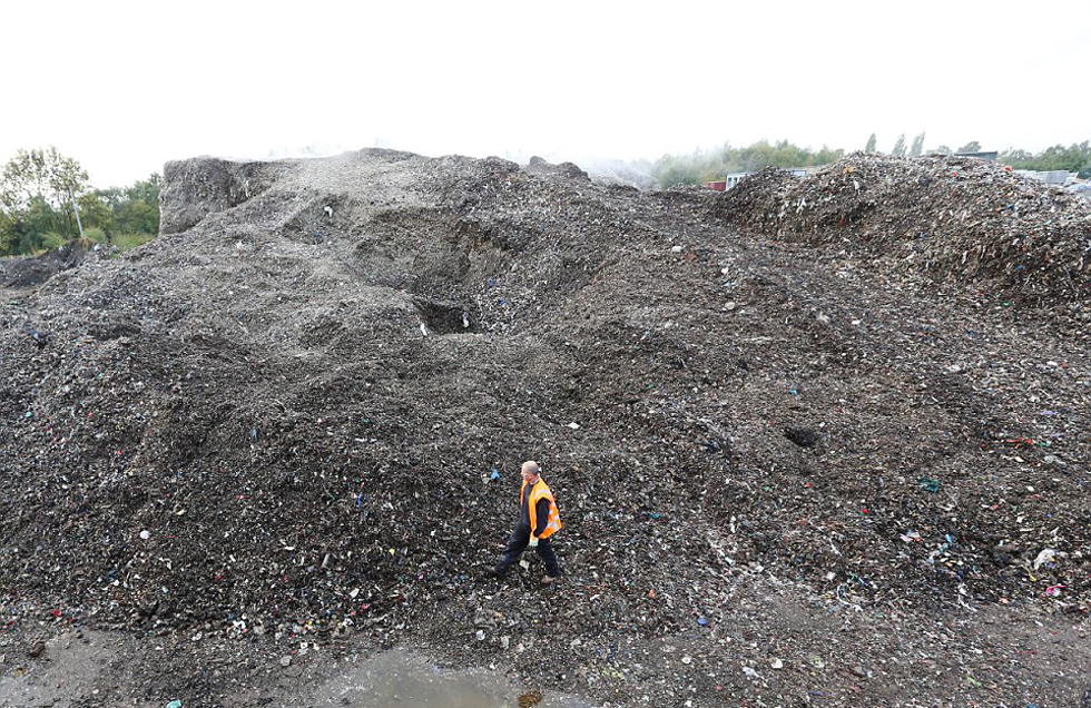 英村庄附近堆15米高垃圾山 恶臭致居民生病入院|垃圾_新浪新闻