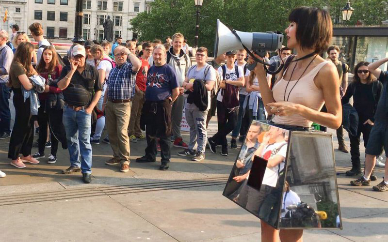 美女艺术家：我的身子随便摸_新浪新闻