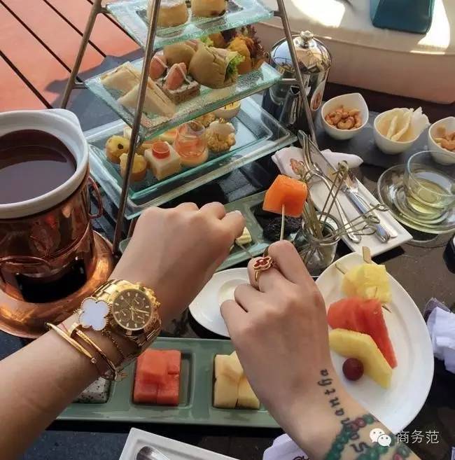 商务范：这群女富二代因为炫富被外媒关注，但套路都是一毛一样|富二代|炫富_新浪时尚_新浪网